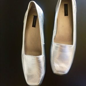 Array | Shoes | Silver Array Flats | Poshmark